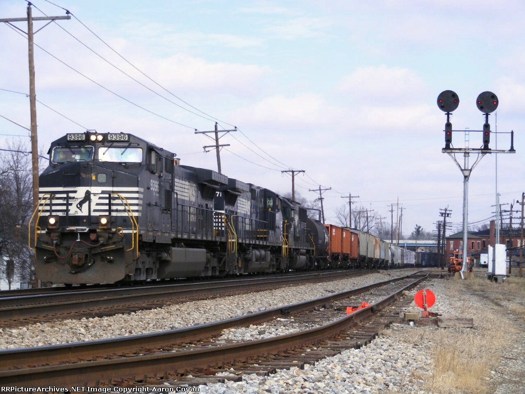 NS 18M passes CP Chillicothe